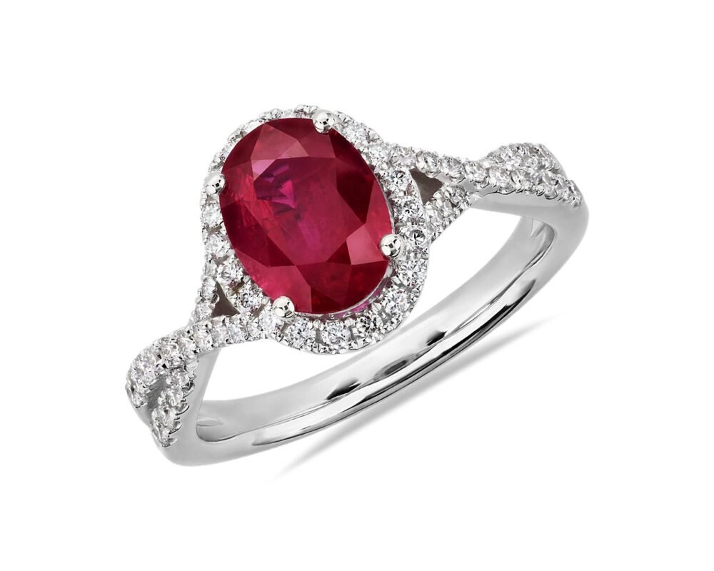 Anillo con RUBI Natural y Diamantes Laterales – Peru Brillante